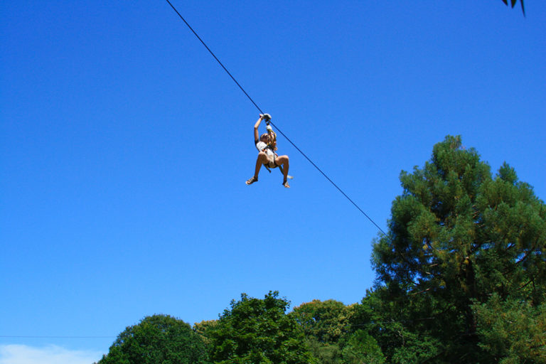 2 Parcours de tyroliennes - Le Village Enchanté : Aventure dans la nature